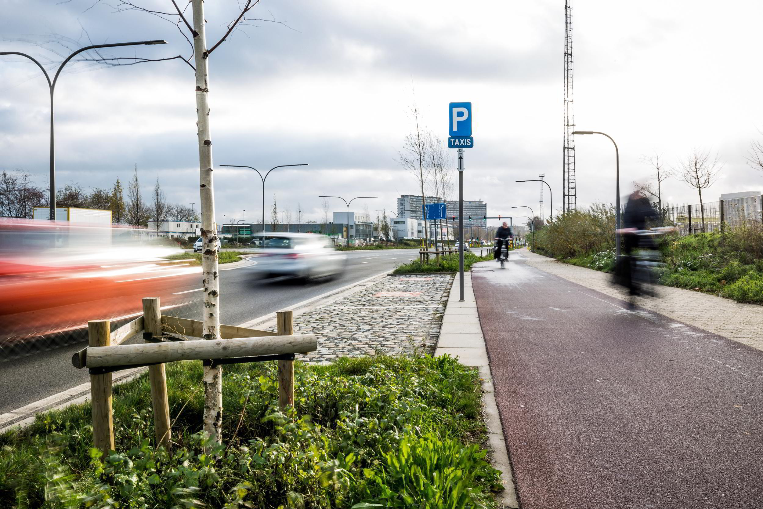 Brede fiets- en voetpaden die door de parkeerstrook afgescheiden zijn ...
